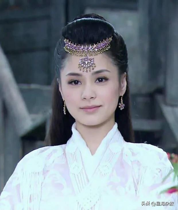 Gillian's three sets of ancient costumes are noble and dignified. Which ...