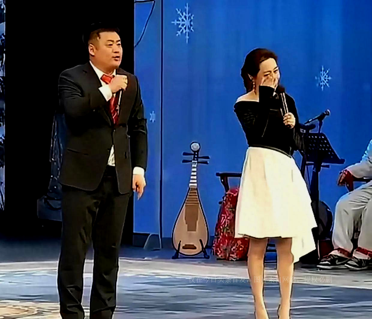 A well-known duet actor gave an ugly hand to an actress during a stage ...