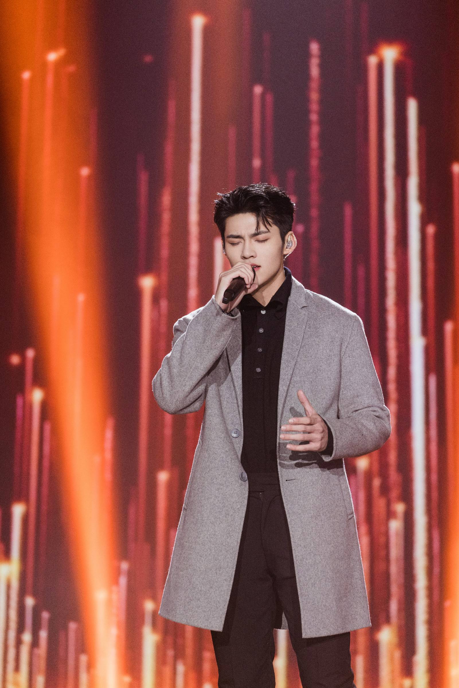 First on the [Global Chinese Music List] stage Zhou Yichen's affectionate singing of the golden ...