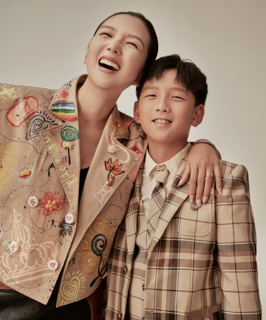 He Jie's family of five made their debut in the magazine, and their ...