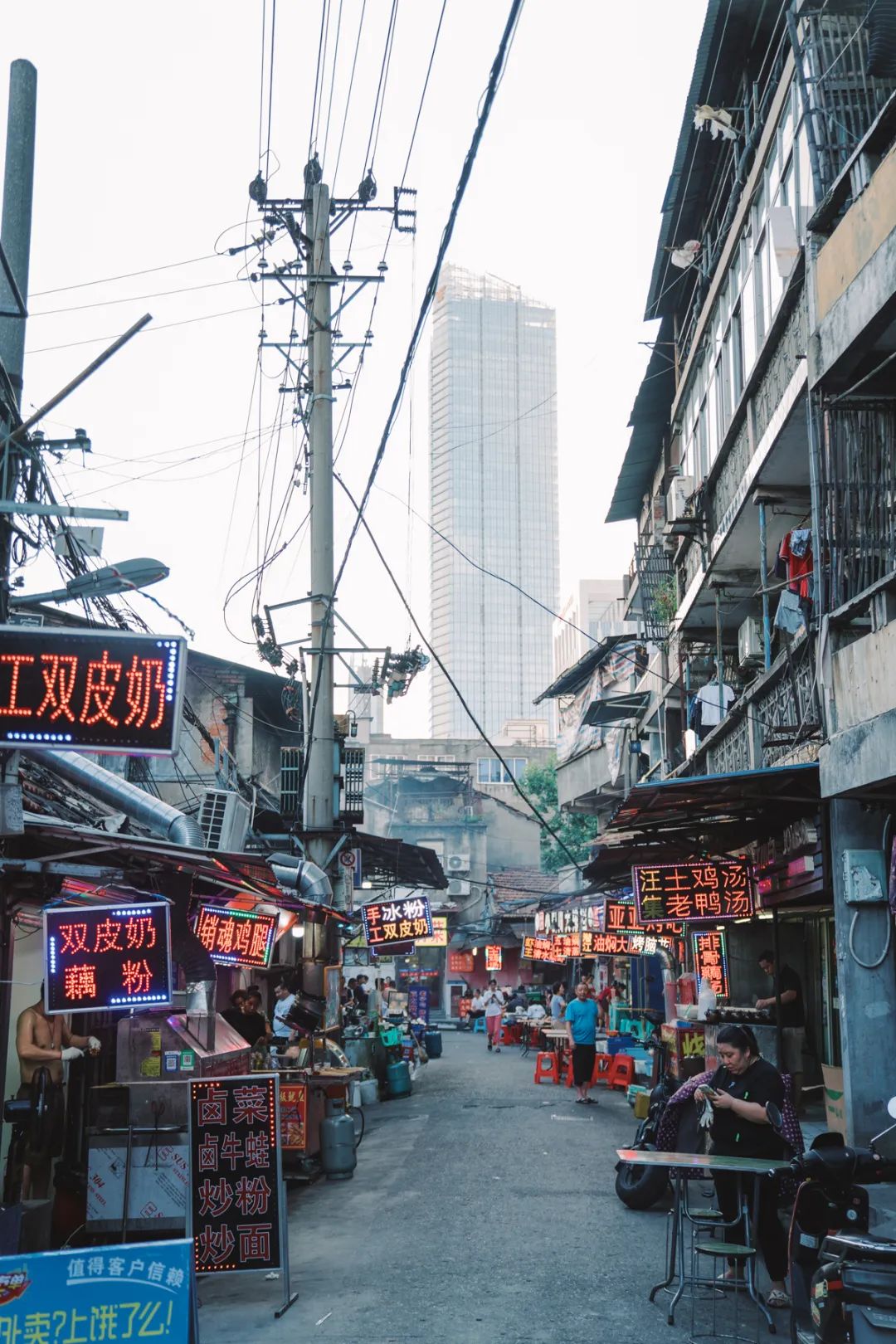 Wuhan Changdi Street after 6 o'clock, do not come alone - iNEWS
