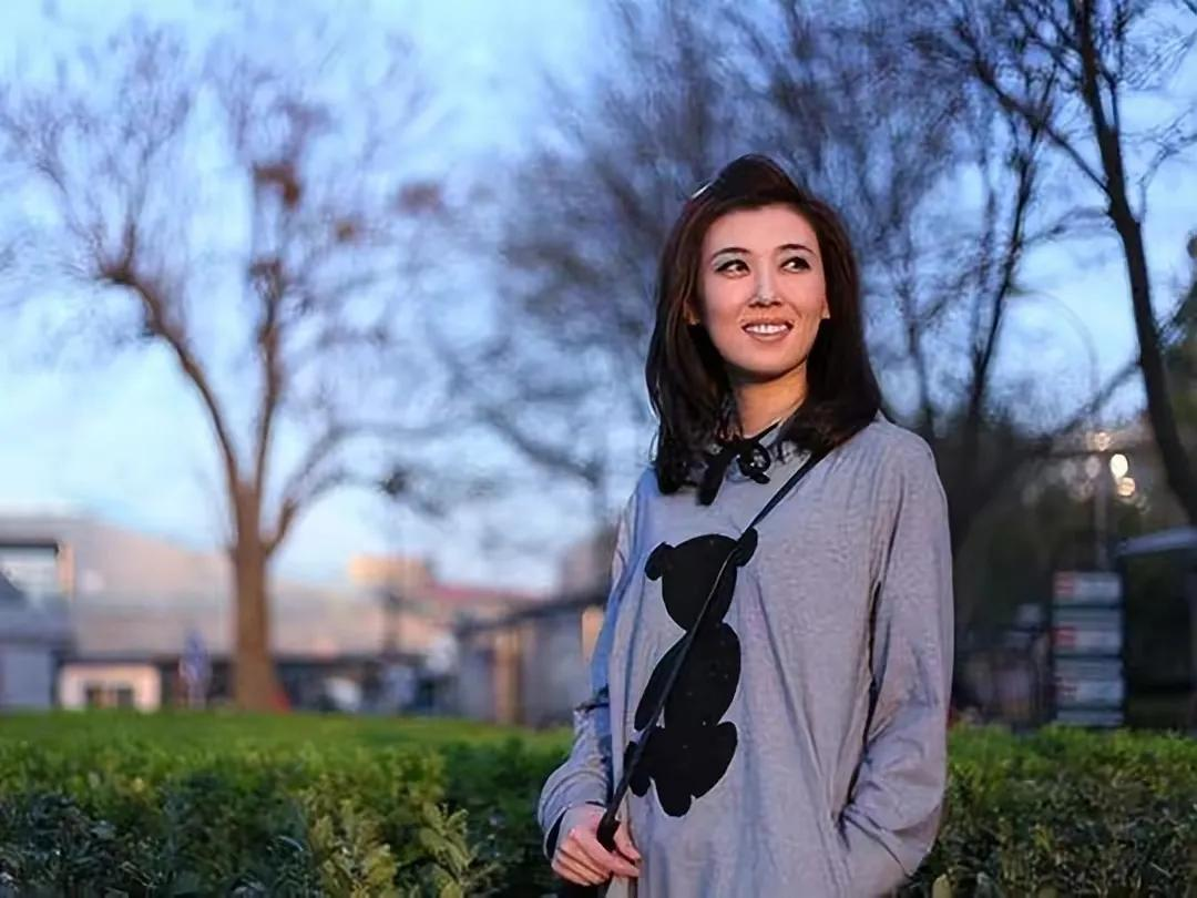 Li Hong, a beautiful host of CCTV - iNEWS