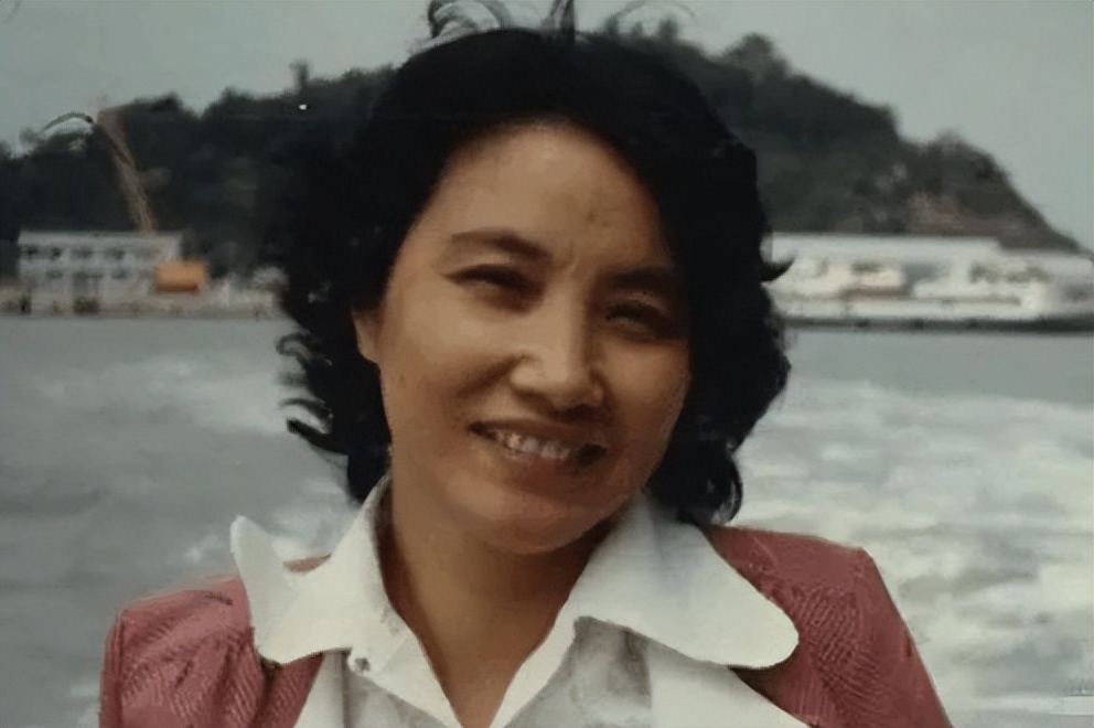 A 24-year-old actress who won the Hundred Flowers Award for Best ...