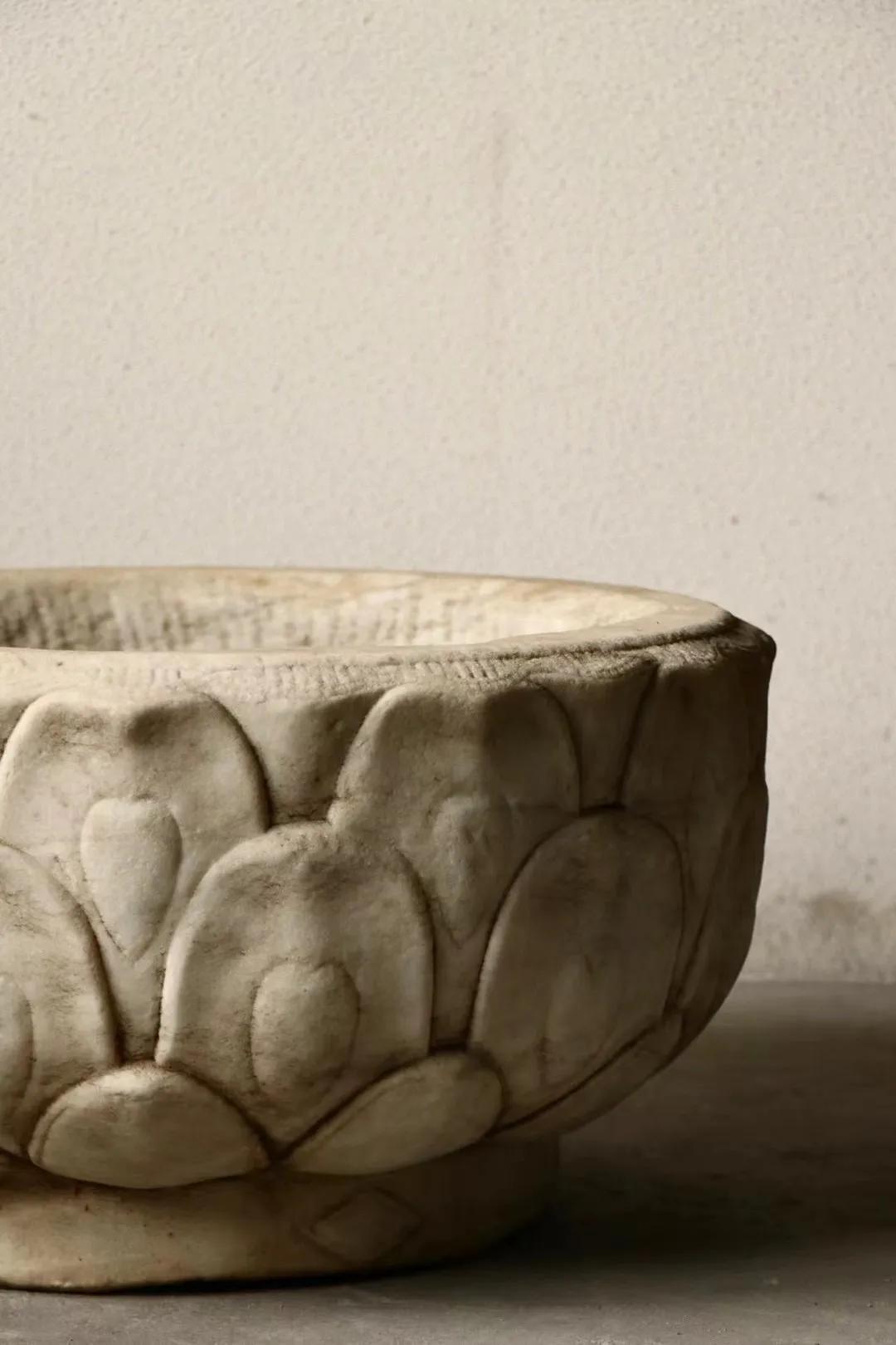 First-grade Qing lotus white jade lotus pot The lotus pot is made round ...