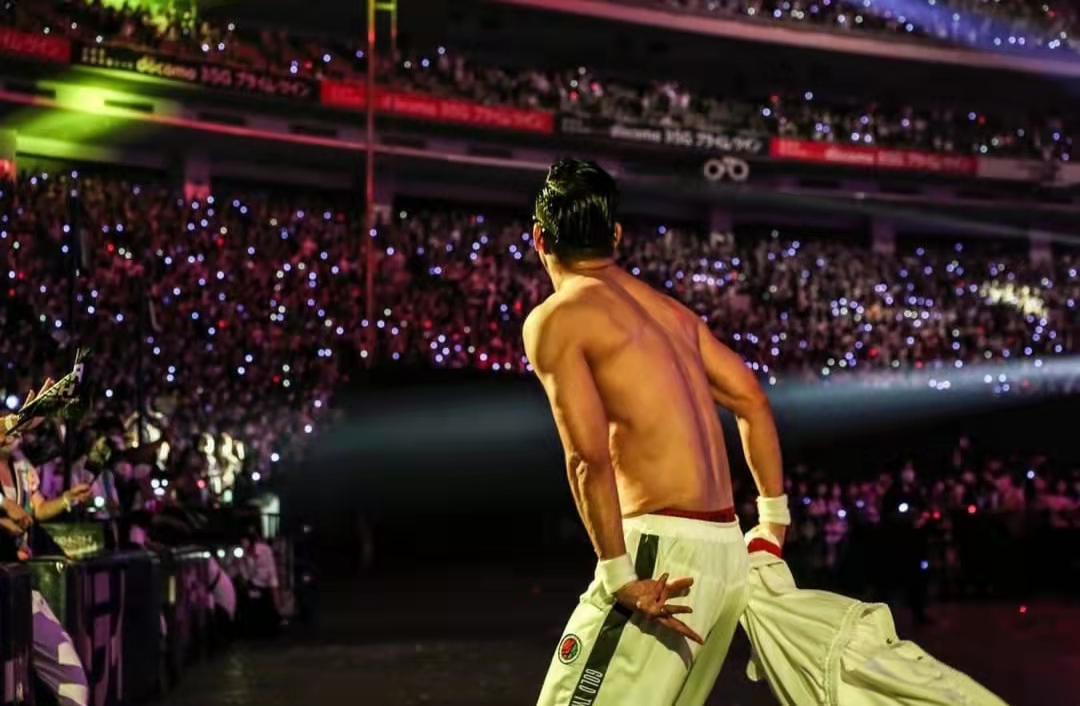 Lin Chiling's husband undresses at the show!Showing off abs with tendon ...