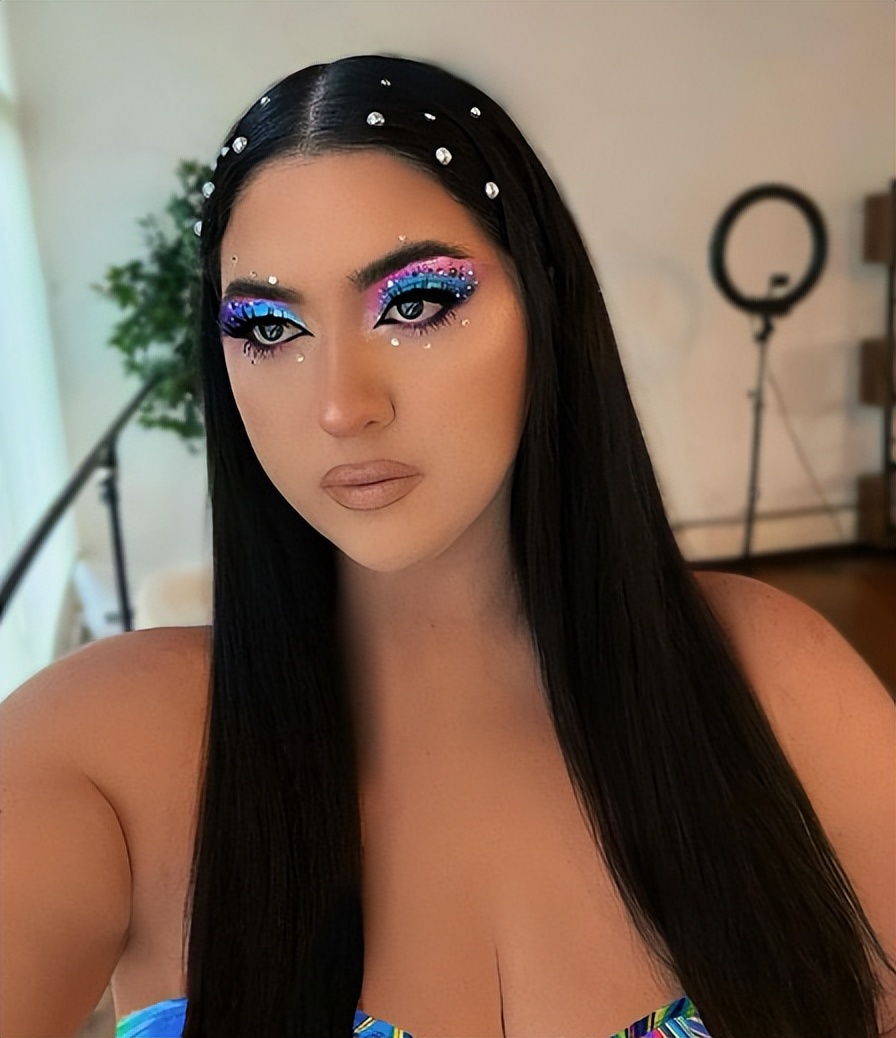 Plus Size Fashion Model With Exploding Body: Lizzy Beauty - iNEWS