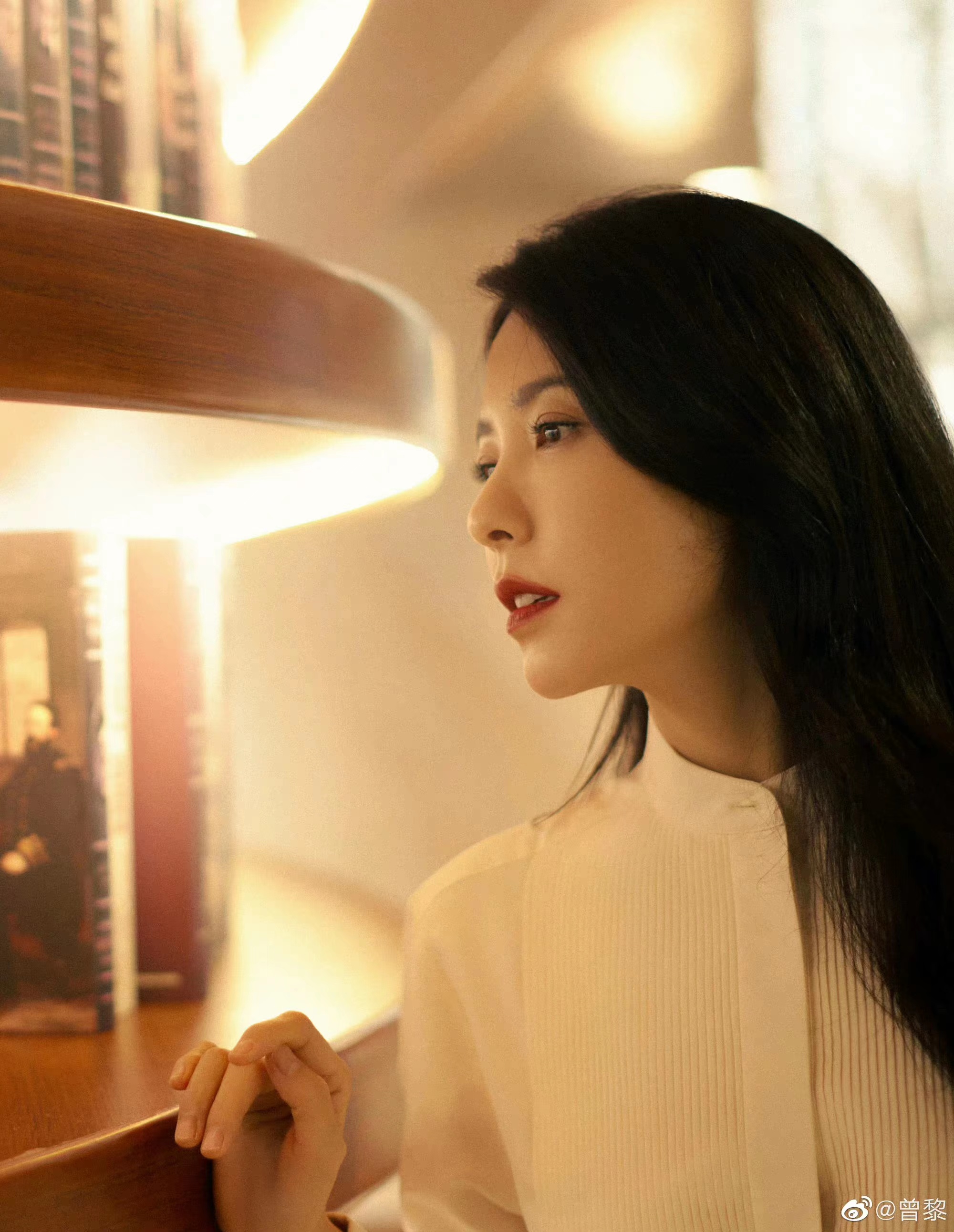 46-year-old Zeng Li is really young, wearing a simple white dress, with ...