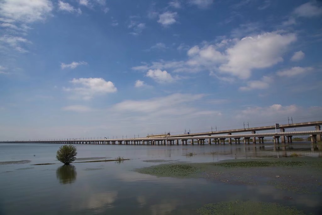 Beautiful!Nanjing Shijiu Lake Bridge is on fire - iNEWS