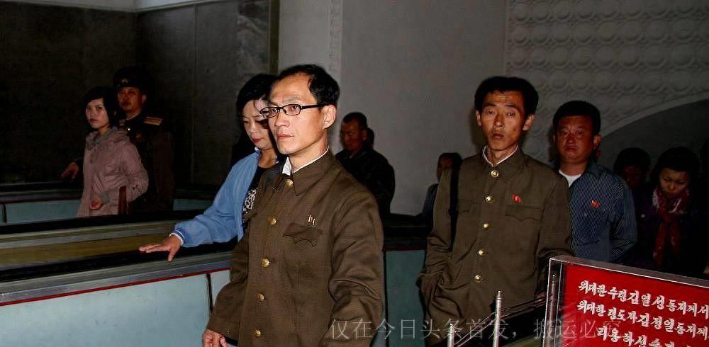 North Korean men like to wear North Korean-style "mao suits" even on ...