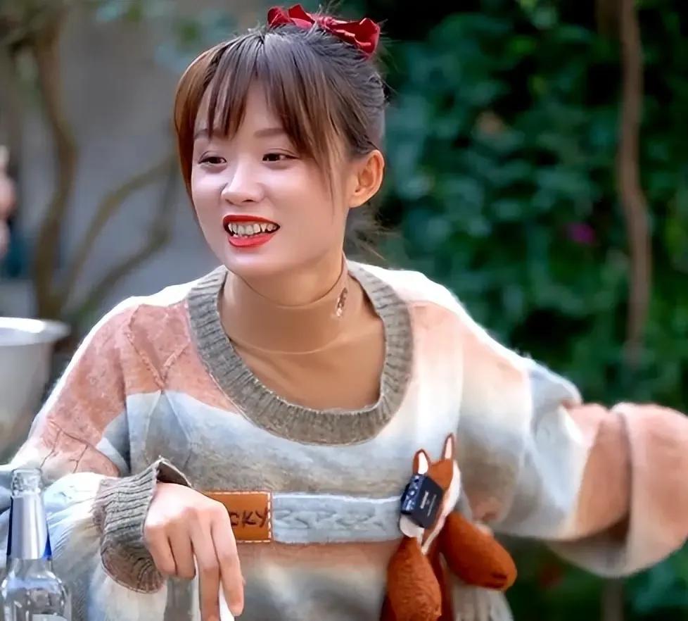 Internet celebrity Yan Su wears a JK skirt to dig vegetables, bends down and squats in front of ...