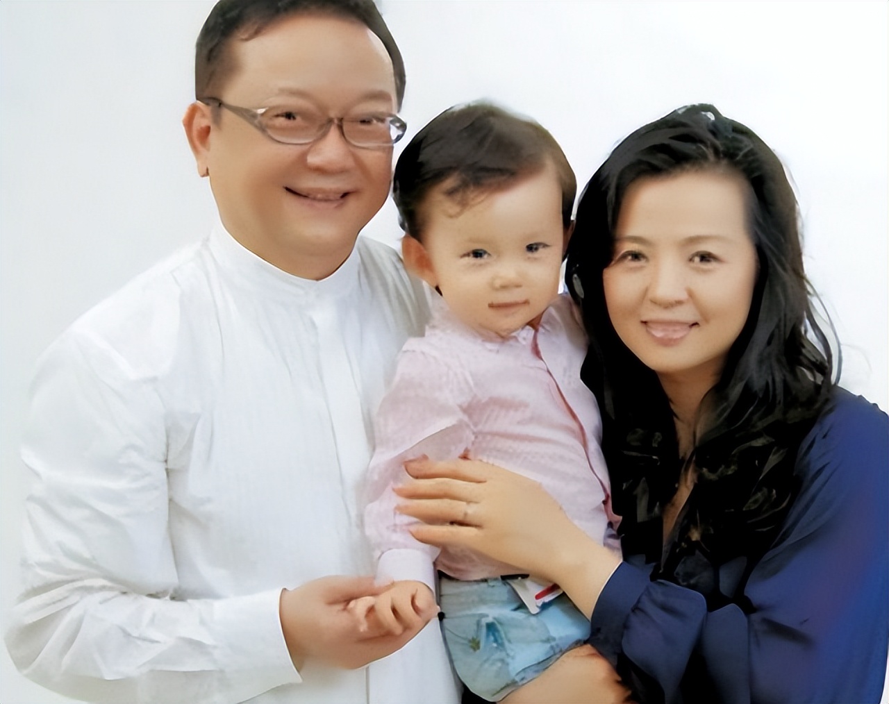 75-year-old Wang Gang and his son watch the football game, father and son wear parent-child ...