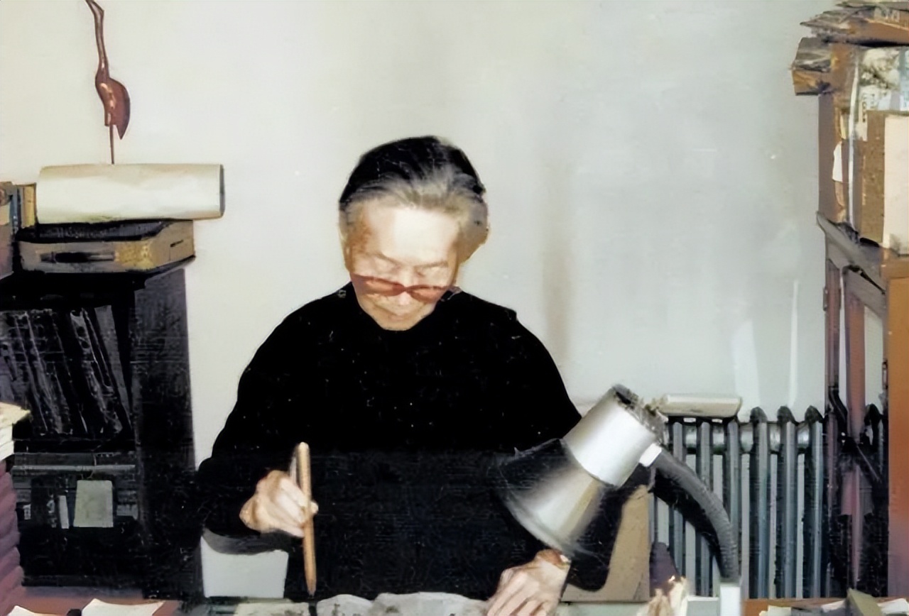 On the 7th anniversary of Yang Jiang's death, rereading "Walking to the ...