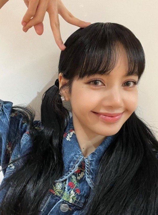 BLACKPINK LISA, so skinny that you can see the ribs...very slender ...