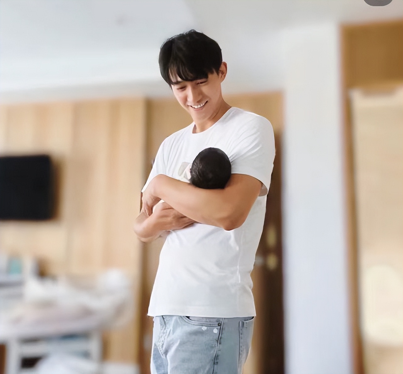 Li Zifeng posted a photo of a family of three stacked hands, the ...