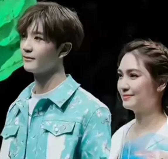 Hong Xin announced her divorce in the middle of the night, her sister ...