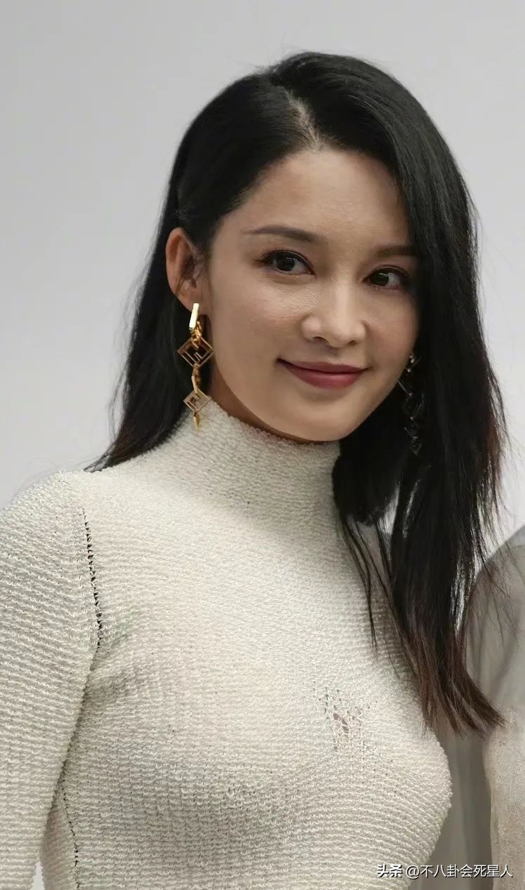 32-year-old Li Qin looks at Xiusheng's picture: her face is full of ...