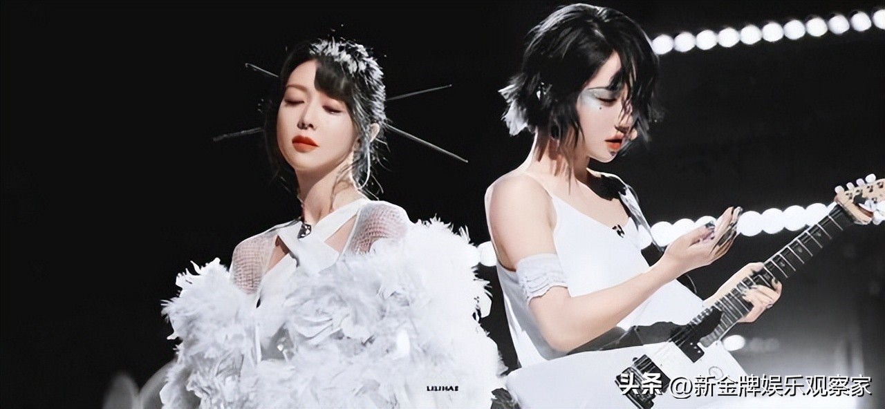 Fiona Sit joins Liu Lian on tour, and posts a group photo of Liu Lian ...