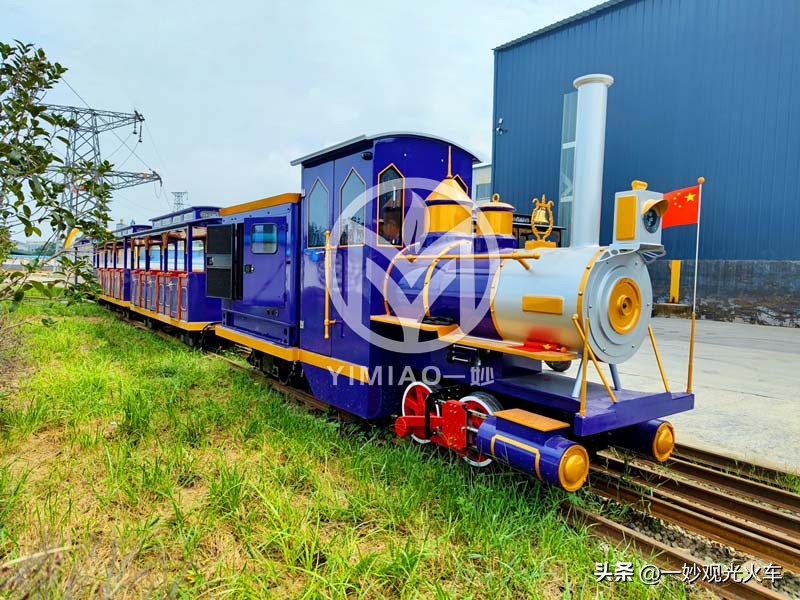 The rail sightseeing train has a unique shape and a variety of designs ...