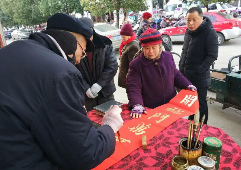 The Liu family came out with the first couplet: "Liu Bang, Liu Bei ...