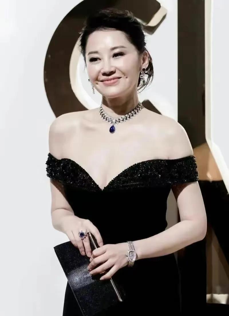 54-year-old Xu Qing has a bulging figure like a 20-year-old girl! - iMedia