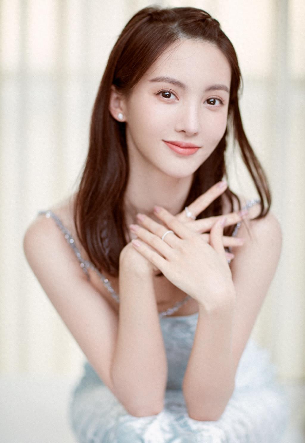 A deep dive into Xu Jiayin's singing and dancing troupe. She got down on the floor and fattened ...