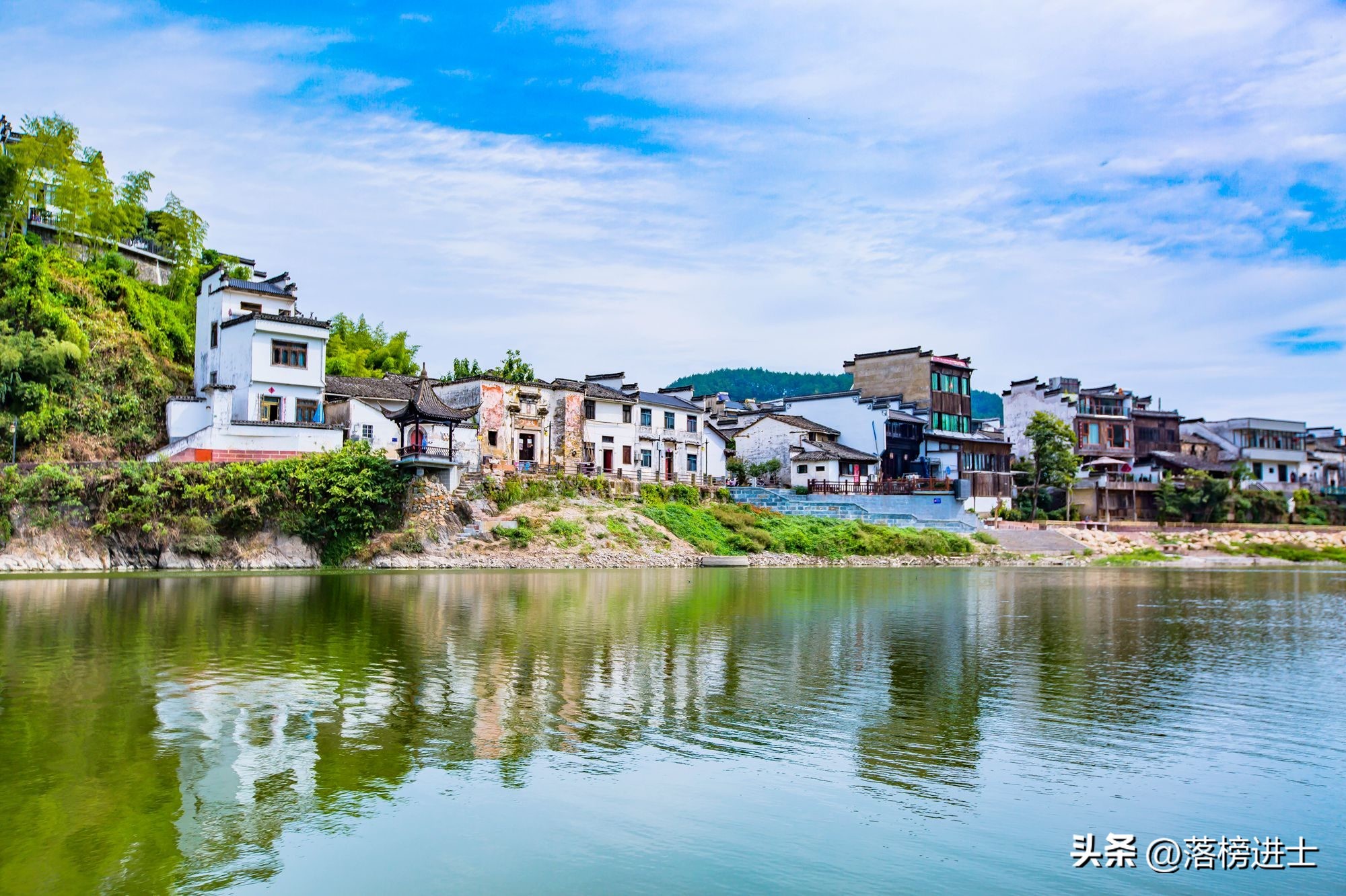Take a scull boat at the foot of Mount Huangshan and experience the ...
