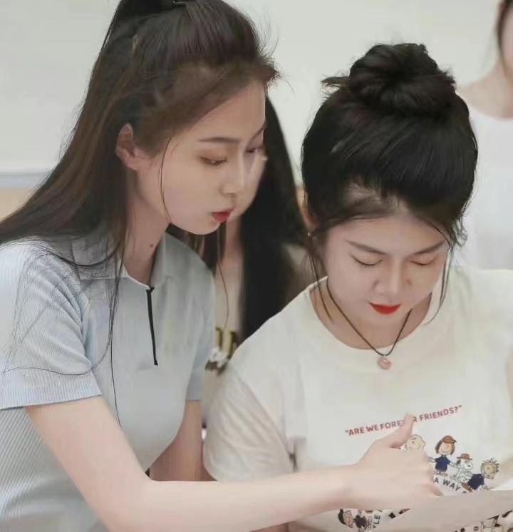 Feng Lin's vacation is very fulfilling, she works and studies well, and ...