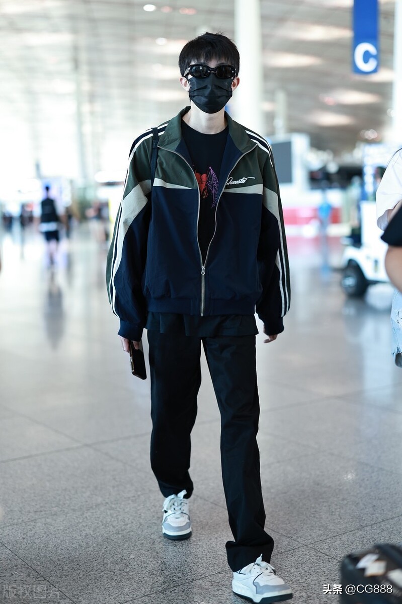 Lin Mo appeared in Beijing Airport star airport photos - iMedia