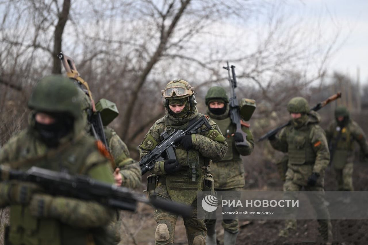 The NATO general arrives at the front line and directs the blitz ...