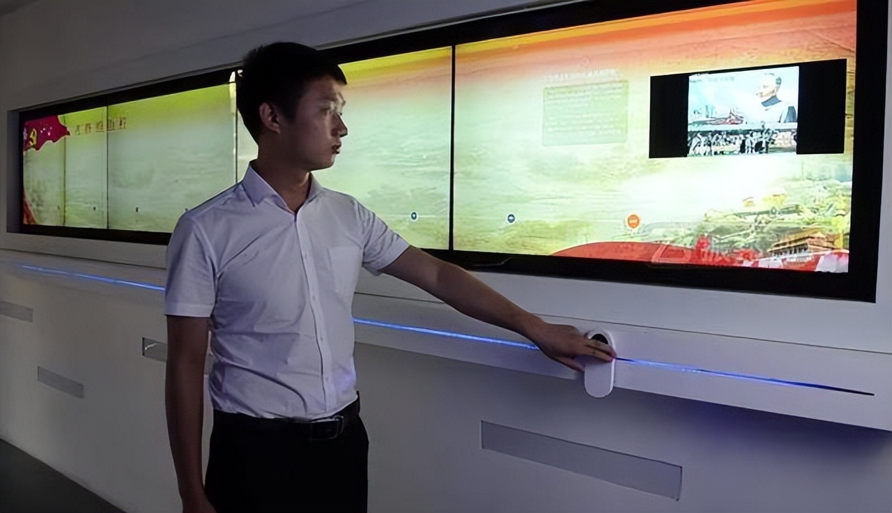 Manual slide rail multi-screen interactive system - iNEWS