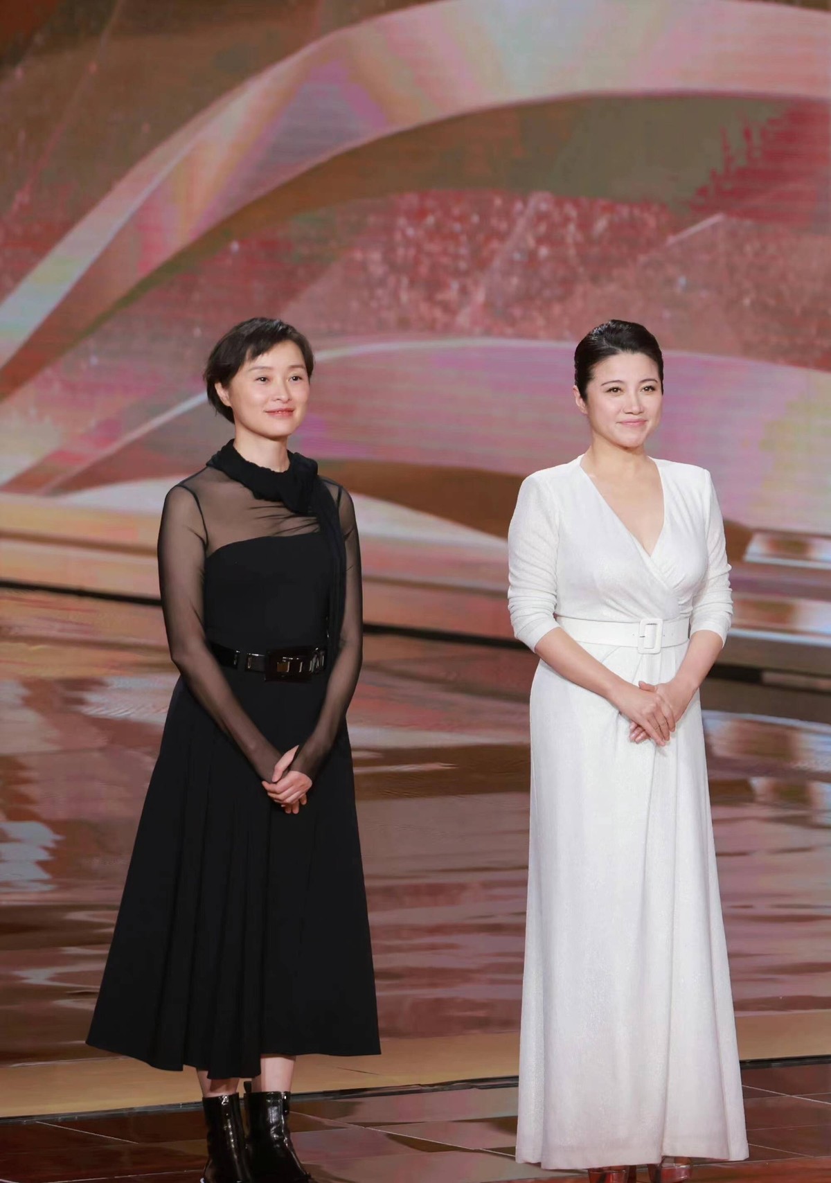 51-year-old Wu Yue and Song Jia wear black together, one is elegant and ...