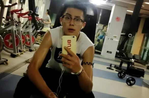 The early unpackaged photos of celebrities were exposed. They looked ...