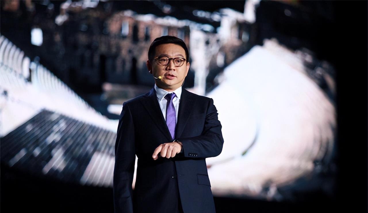 Luo Xin, the host of Dragon TV's "One in a Hundred", who is this ...