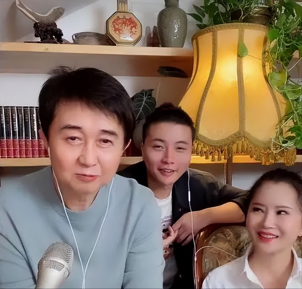 Fu Disheng took his son and daughter-in-law to Austria! Ren Jing wears ...