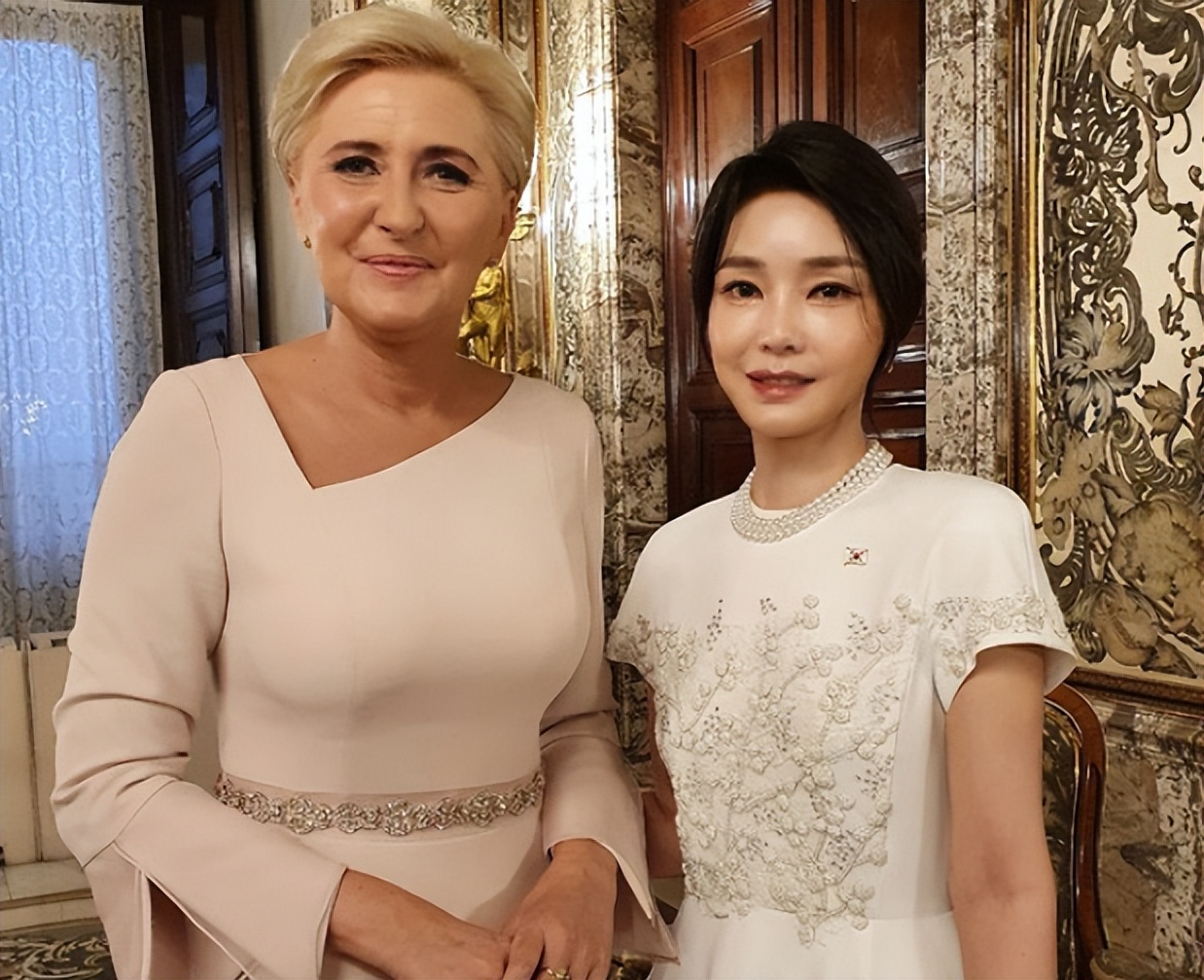 The first lady of South Korea is full of charm, changing her clothes to ...
