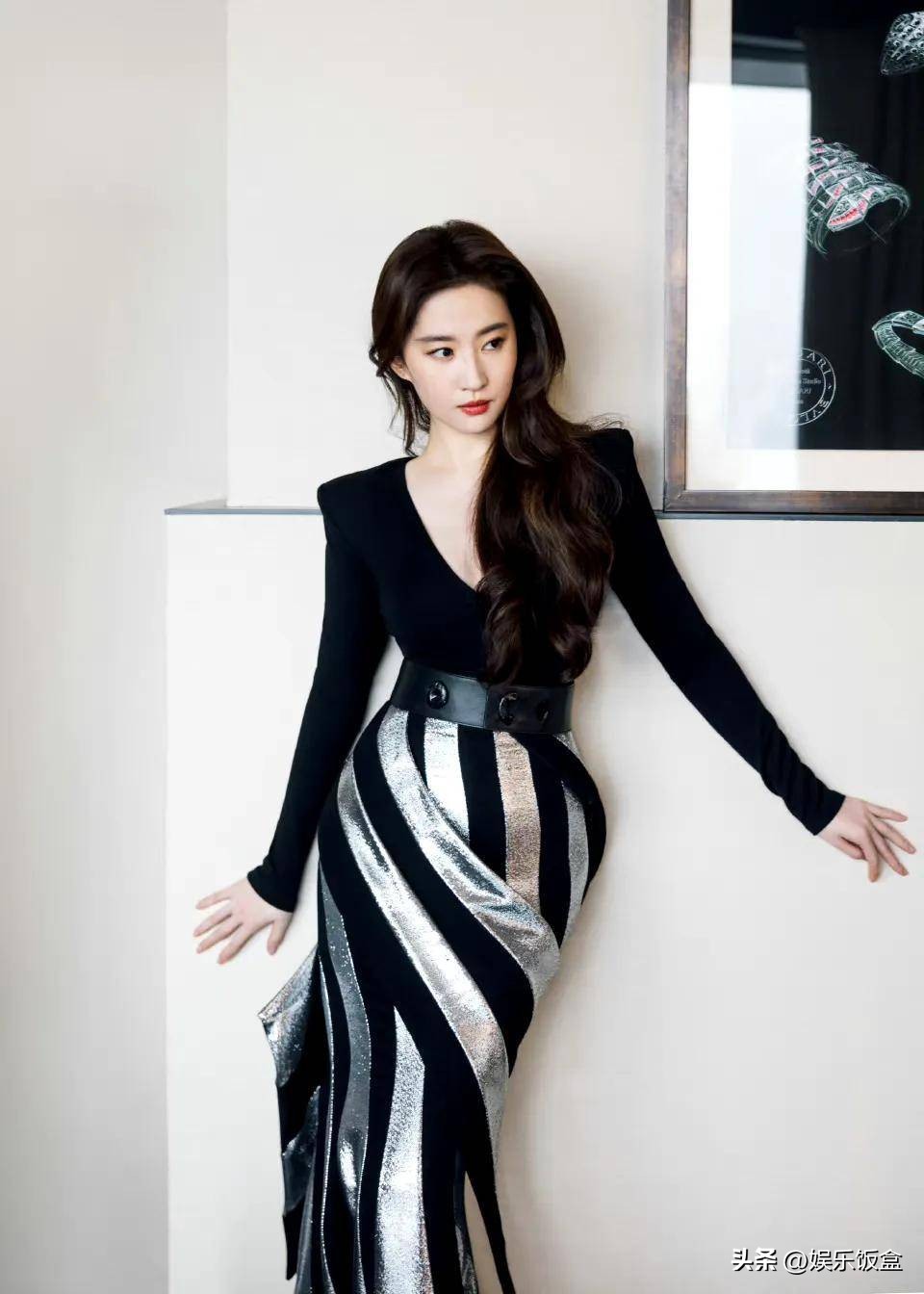 Liu Yifei took the initiative to wave to Yang Yang, and the two hugged ...