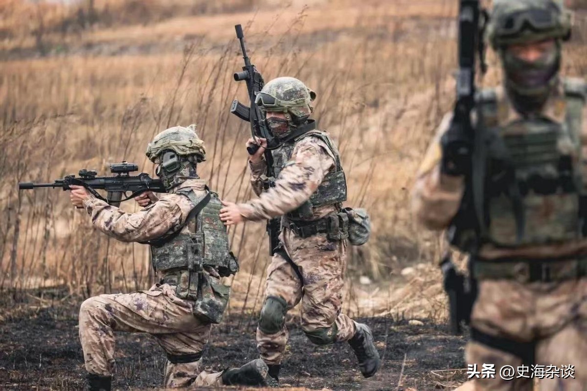Crossing the river by touching the U.S. Army, the equipment of the ...