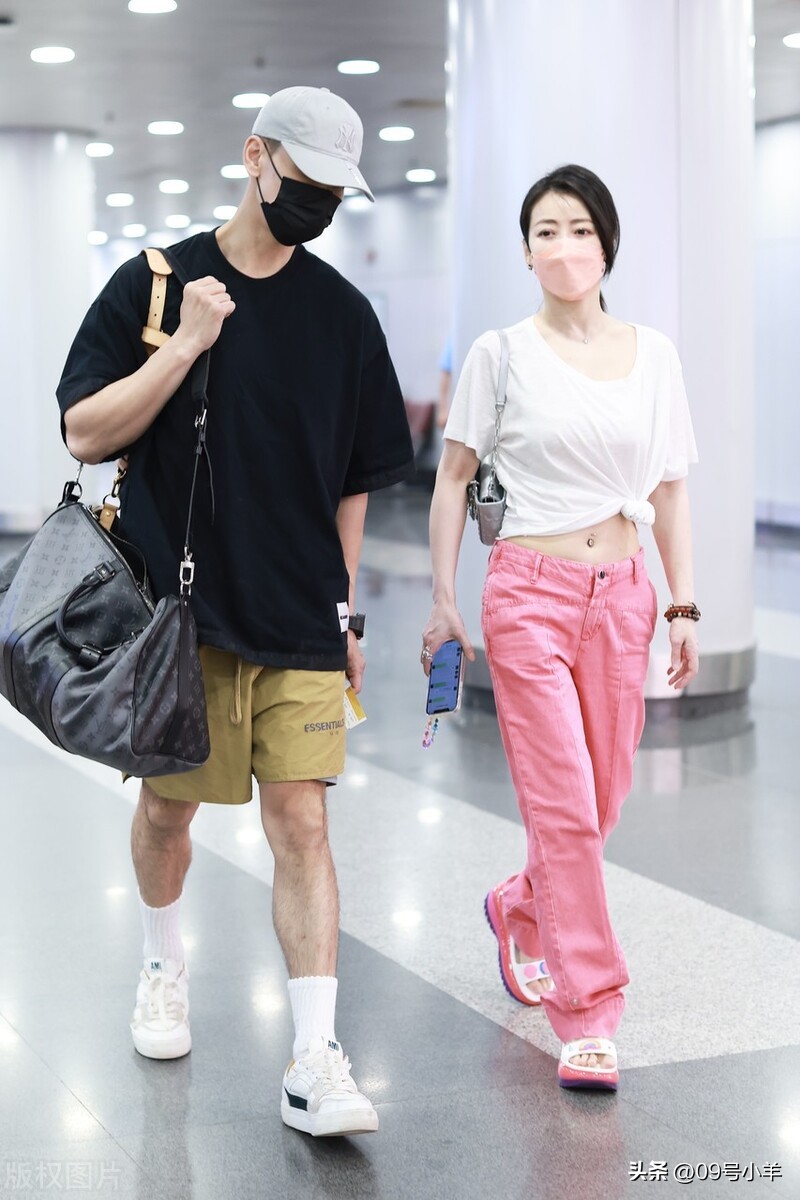 Chen Zihan and her husband Dai Xiangyu appeared in the same frame at Beijing Airport - iMedia