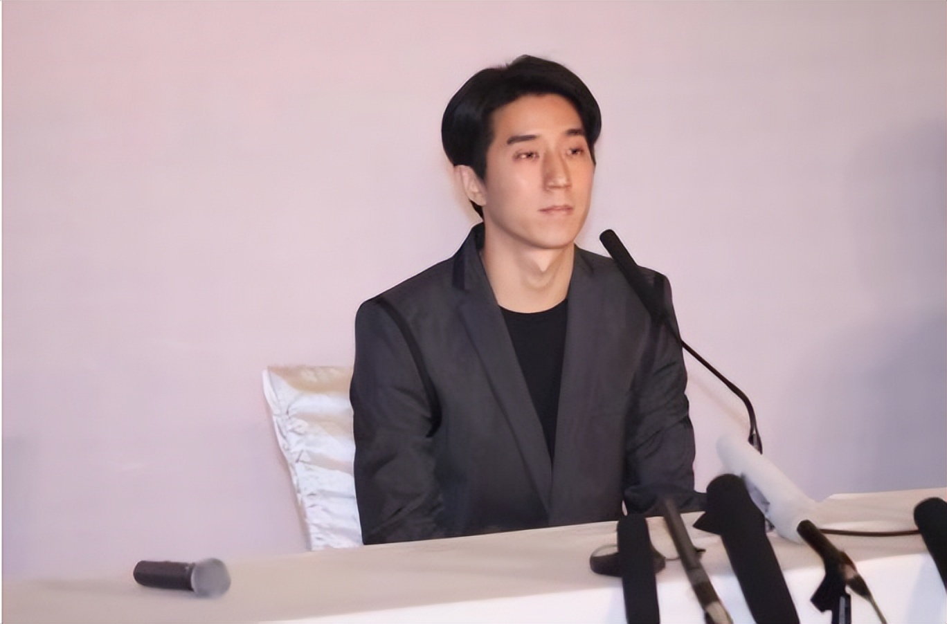 It also said "naked donation" and looked at Jackie Chan and Zhou Runfa ...