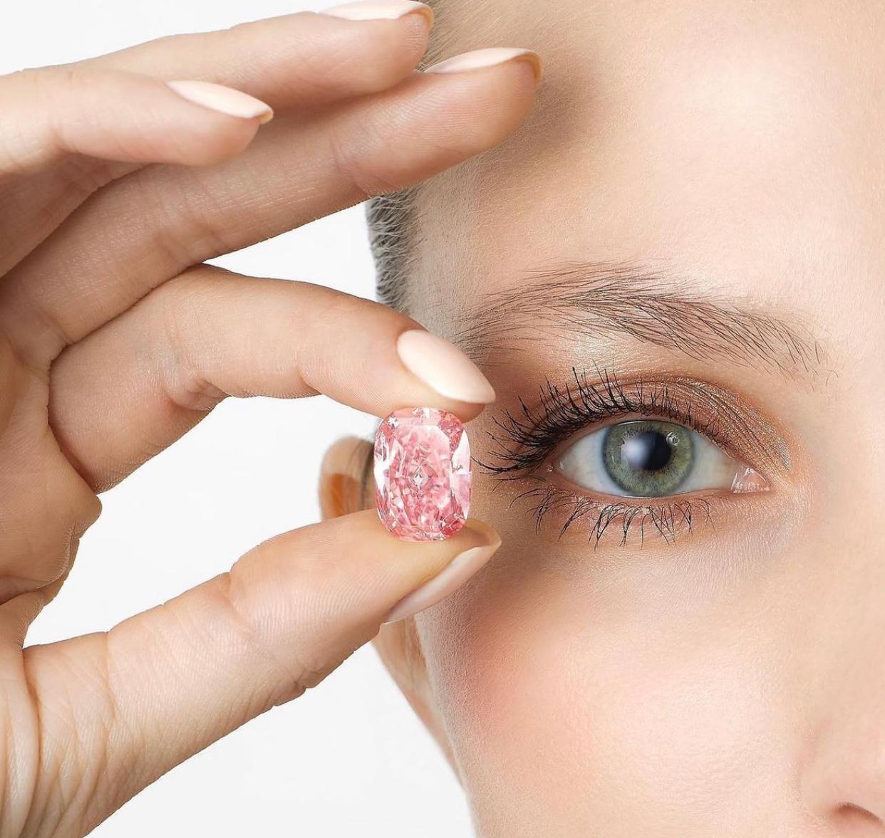 447 million Hong Kong dollars, the purest pink diamond in the world ...