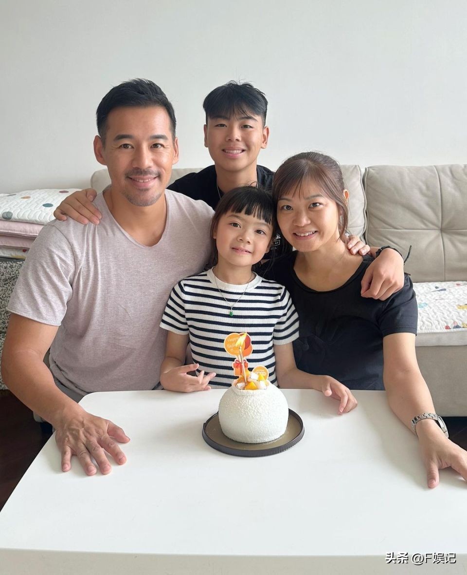 Xu Rong spends his birthday simply with his family - iNEWS