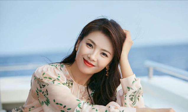 44-year-old Liu Tao works out without makeup, raising his arms to show ...