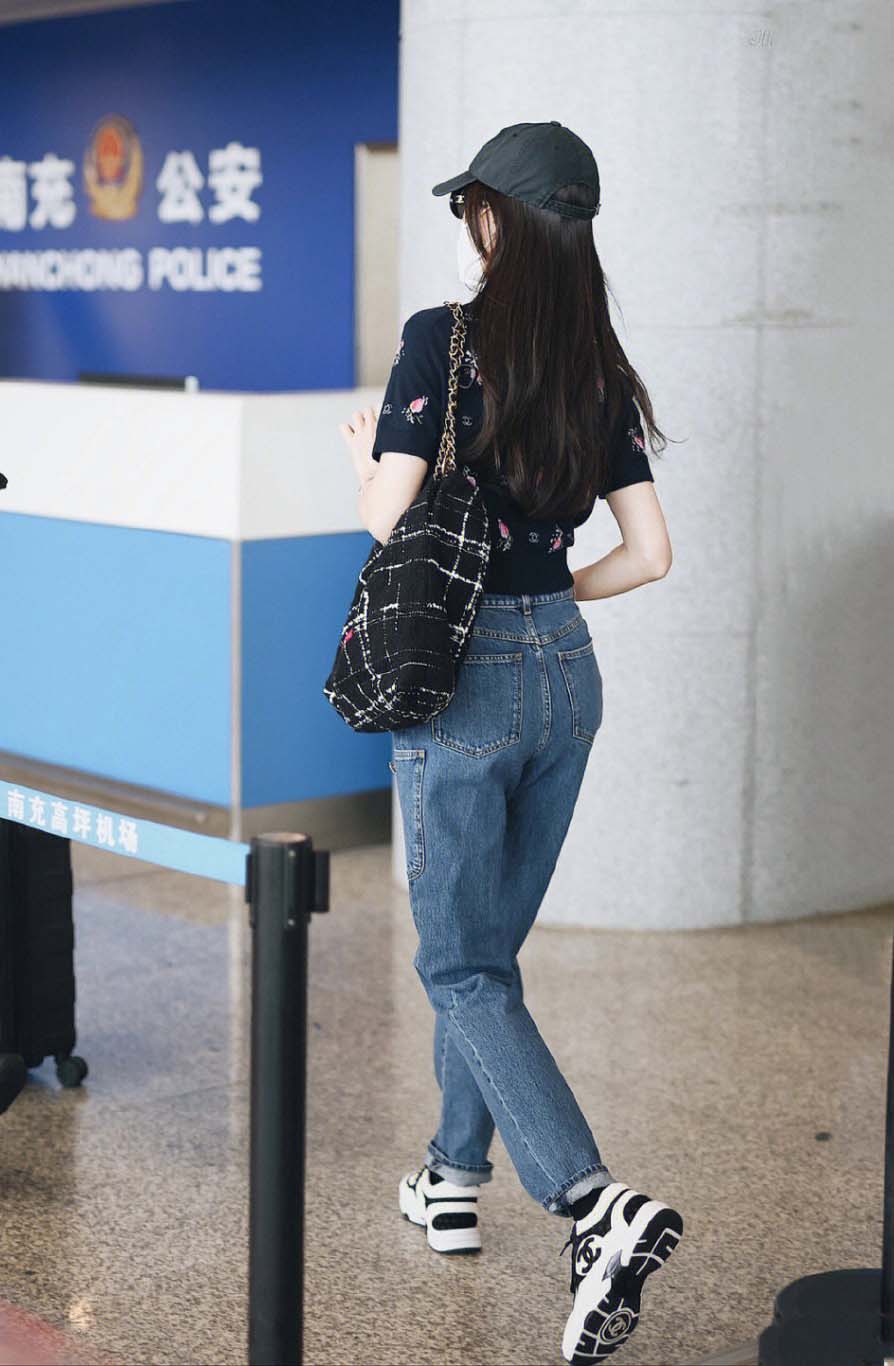 American Business Online!Tang Yan's private clothes at the airport are ...
