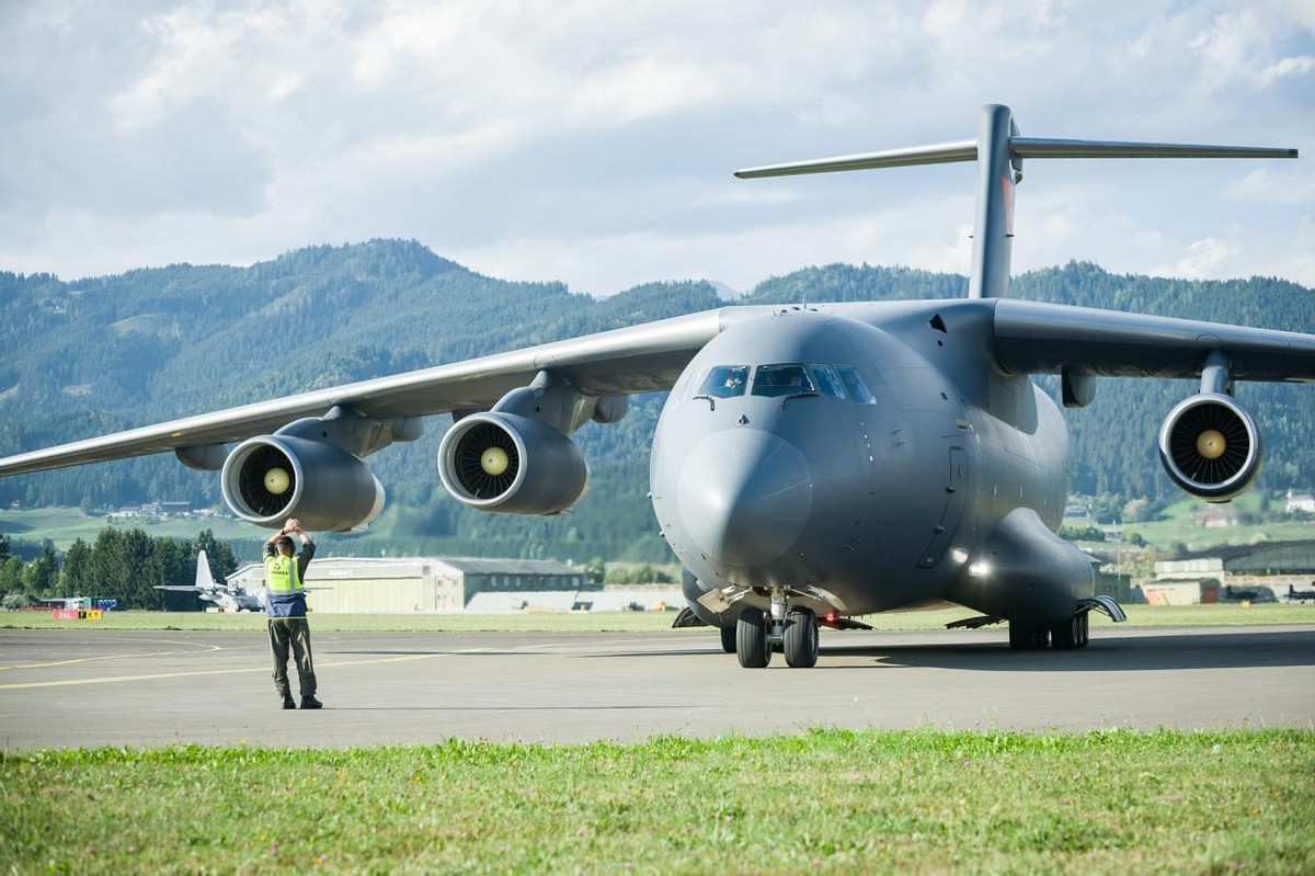 The transport plane flies like a fighter jet, and the oil transport-20 ...