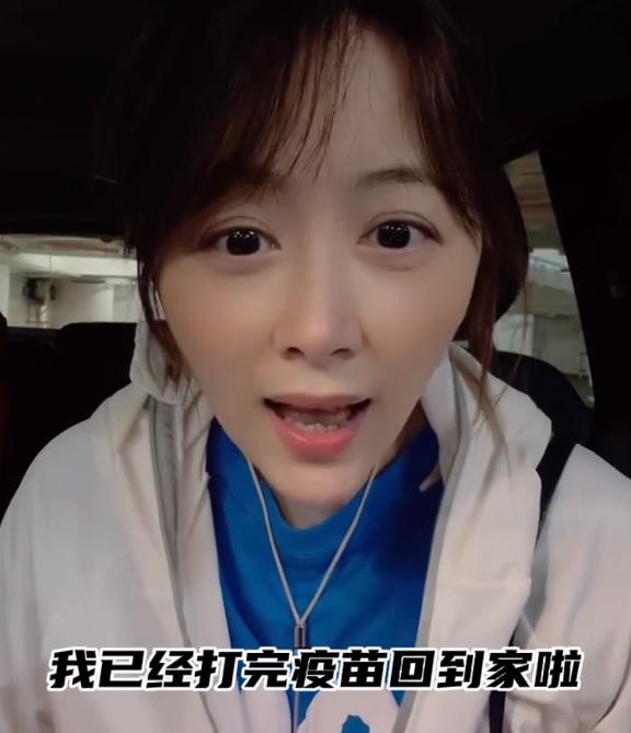 Hong Kong star Yao Leyi gets vaccinated and wears two masks when she ...