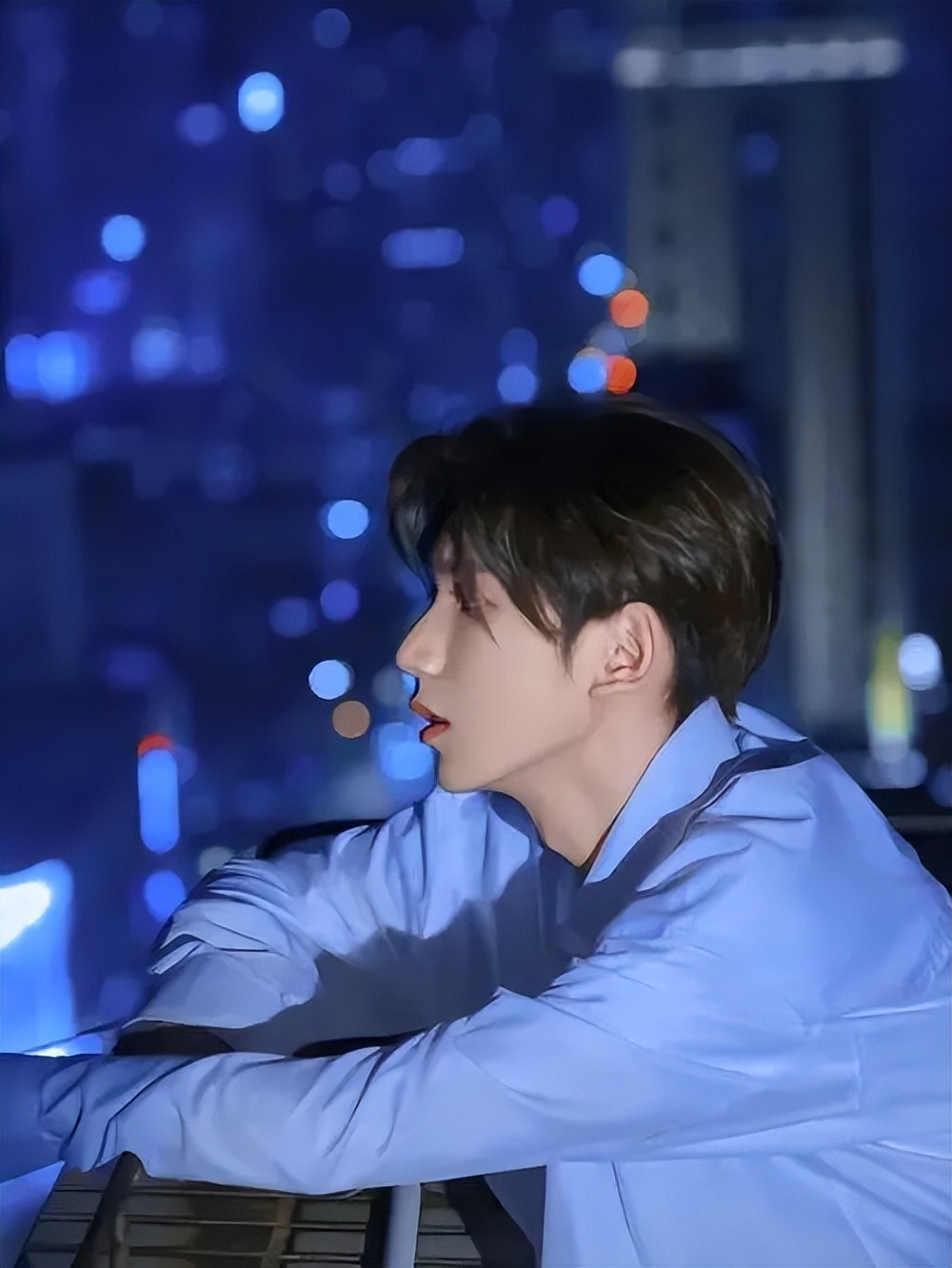 Wang Yuan's concert: female fan wears a wedding dress to the ...