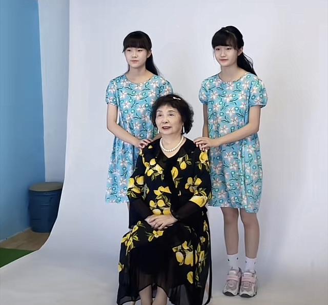 72-year-old Sheng Hailin took birthday photos with her twin daughters ...