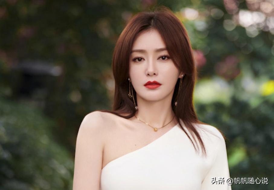 Qin Lan and Wei Daxun toured Hainan hand in hand, the love between siblings was exposed again ...