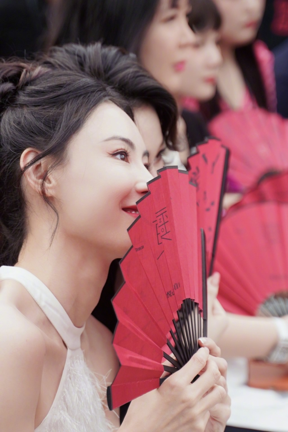 Cecilia Cheung attended the event to show her shoulders and collarbone ...