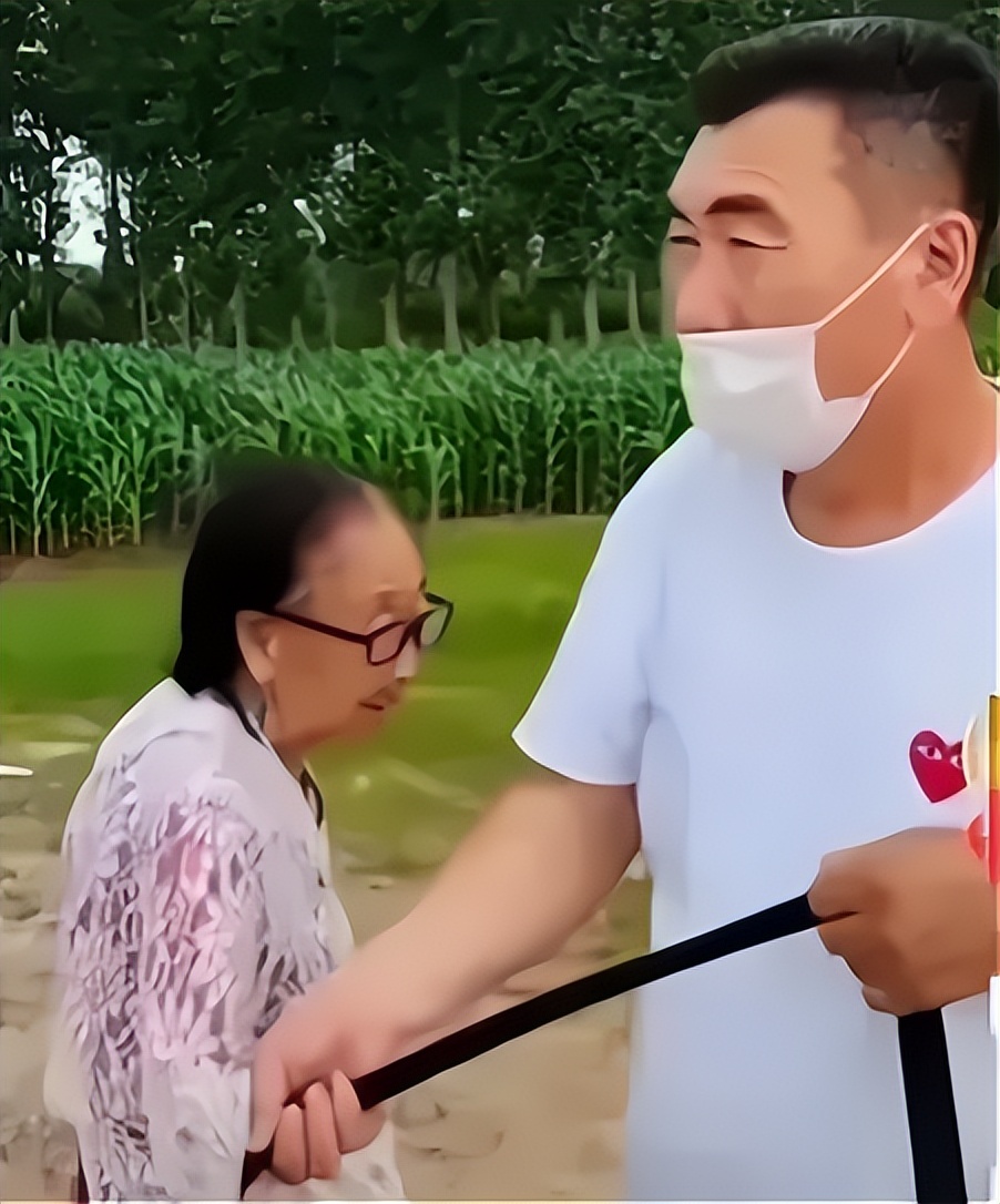 85-year-old Ma Yuqin returned to Li Yucheng's side, the man showed a ...